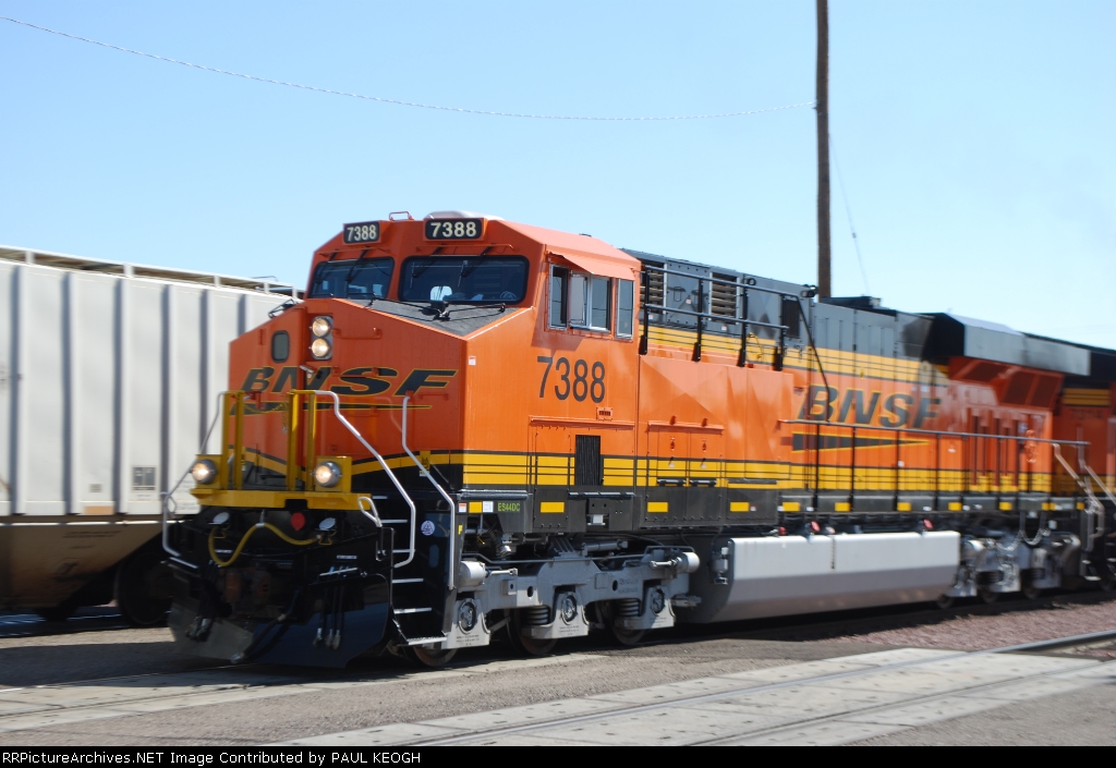 BNSF 7388 starts to pull west as she leads the Z KCK-SBD.